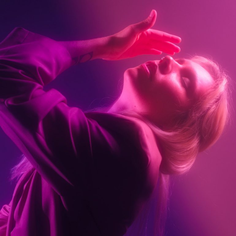 LA indie rocker talker shoots for greatness on “IRL” – Beats Per Minute