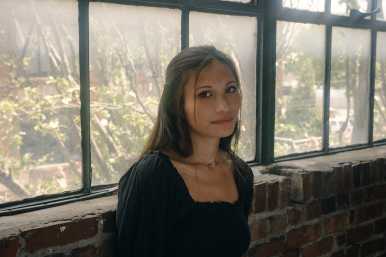 Annie Scherer brings Eilish-style brilliance to “Everywhere I Go ...